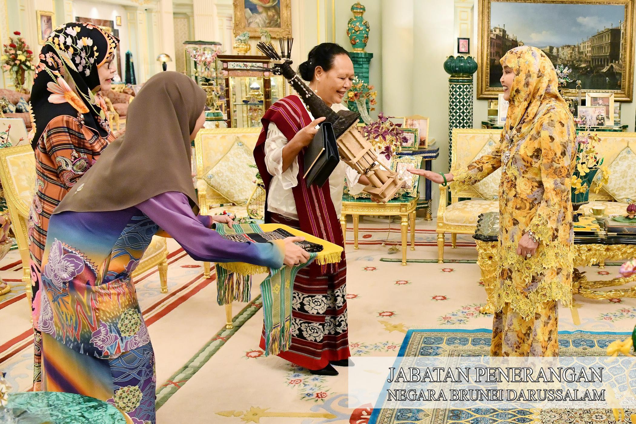 Berita 2021b - Kebawah DYMM Raja Isteri berkenan menerima...